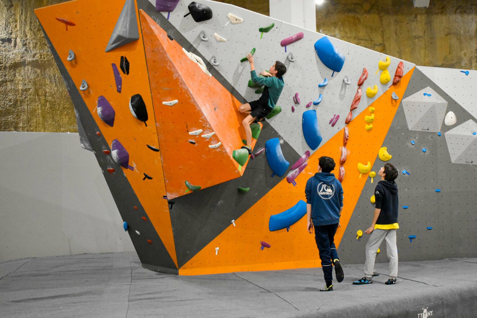 Cours d'escalade à Blocbuster Versailles